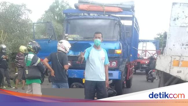 Truk Ugal-ugalan Tabrak Biker Wanita hingga Tewas di Gresik