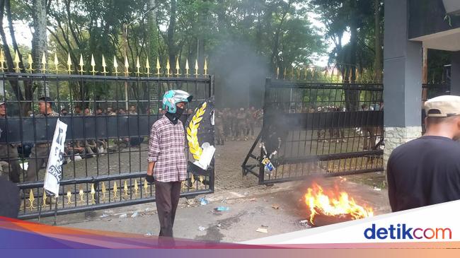 Momen Suporter PSM Duduki Kantor Gubernur Tagih Janji Stadion Mattoanging