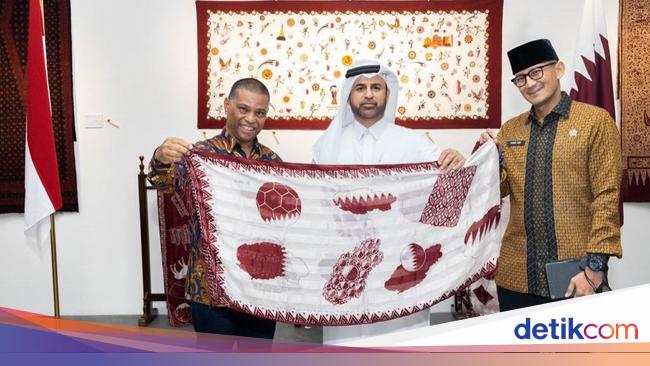 Saat Menparekraf Sandiaga Pamerkan Batik Indonesia di Doha