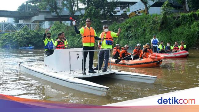 Momen Basuki dan Heru Budi Naik Perahu di Sungai Ciliwung, Ada Apa?