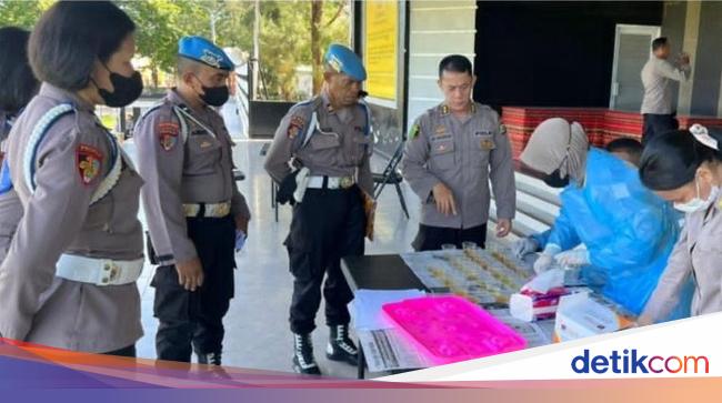 Mendadak, 36 Anggota Ditresnarkoba Polda NTT Dites Urine Mendadak, 36 Anggota Ditresnarkoba Polda NTT Dites Urine