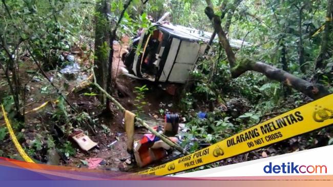 11 Korban Luka Bus Masuk Jurang Sarangan Masih Dirawat di RSWN Semarang 11 Korban Luka Bus Masuk Jurang Sarangan Masih Dirawat di RSWN Semarang