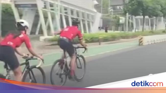 Pesepeda Ngeyel Lewat Jalan Raya, Langsung Ditegur Polisi