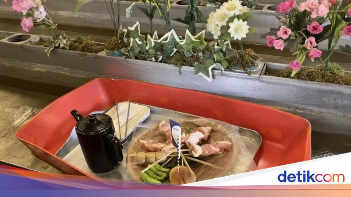 Keren! Restoran Ini Kirim Makanan ke Meja Pengunjung Pakai Perahu