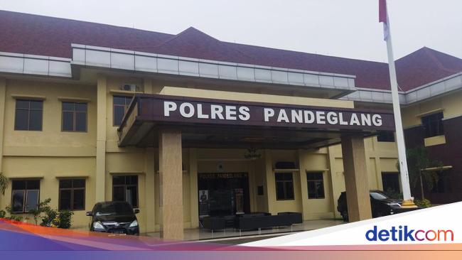 Polres Pandeglang Sediakan Celana Panjang untuk Pengunjung Bercelana Pendek
