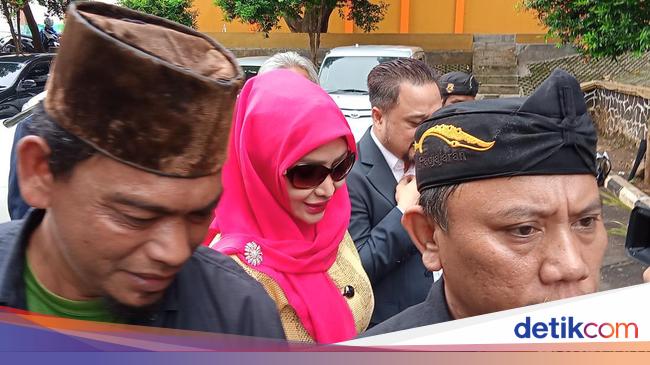 Roro Fitria Dikawal 4 Bodyguard Jalani Sidang Putusan Cerai Roro Fitria Dikawal 4 Bodyguard Jalani Sidang Putusan Cerai