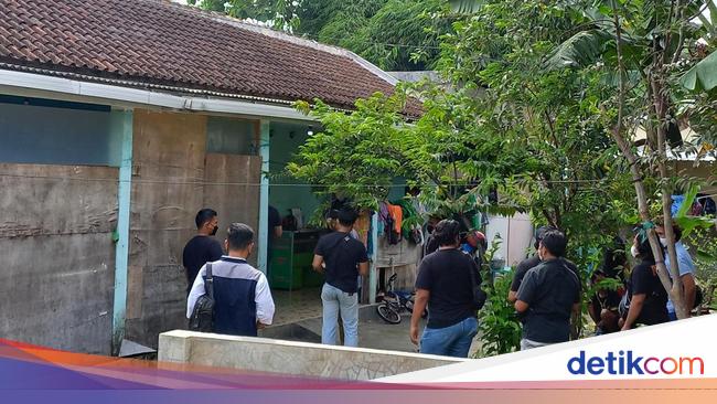 Tangis Histeris Istri Pelaku Bom Bunuh Diri di Astana Anyar Bandung