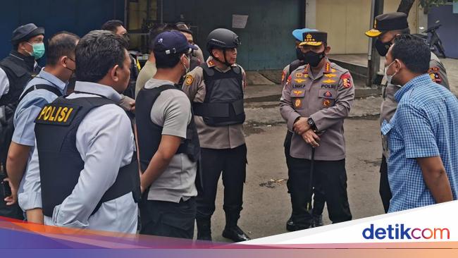 Kapolri Cek Lokasi Bom Bunuh Diri di Polsek Astana Anyar Bandung