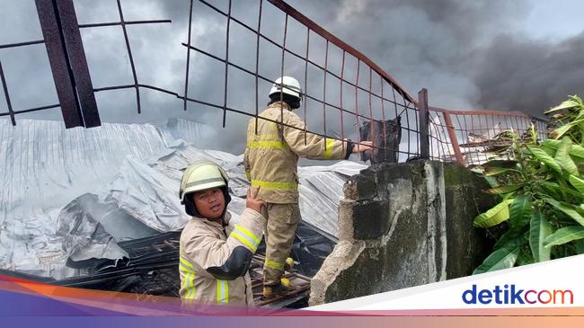 Pabrik Helm di Tangerang Terbakar, Diduga Akibat Percikan Api Pengelasan
