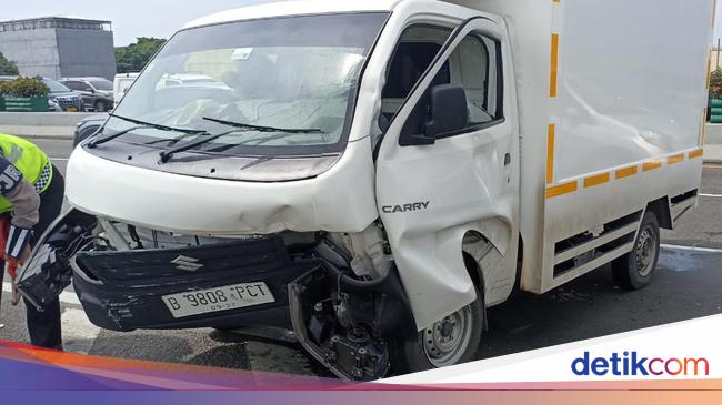 Mobil Boks Kecelakaan di Km 22 Tol Dalam Kota, Sopir dan Kernet Terluka
