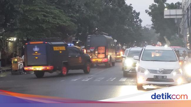 Tim Gegana Brimob Polda Jabar Tinggalkan Polsek Astanaanyar