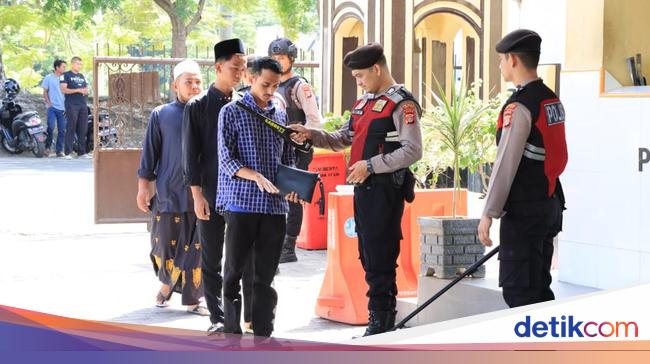 Warga Masuk Polresta Banda Aceh Wajib Tinggalkan KTP Usai Bom Bandung Warga Masuk Polresta Banda Aceh Wajib Tinggalkan KTP Usai Bom Bandung