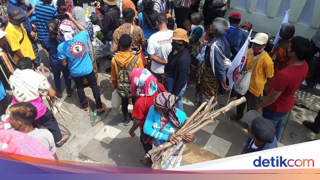 Ratusan Warga TTS Geruduk Kantor Gubernur NTT