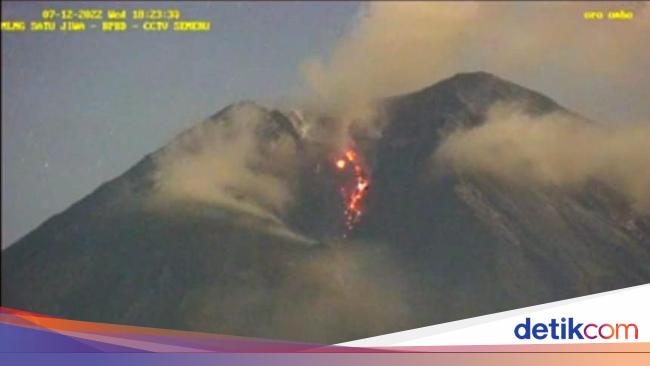 Penampakan Gunung Semeru Gugurkan Lava Pijar Sejauh 500 Meter