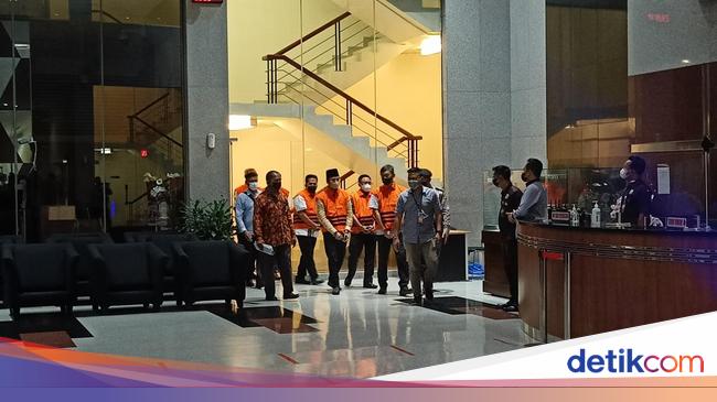Selain Bupati Bangkalan, KPK Juga Tahan 5 Tersangka Suap Lelang Jabatan Selain Bupati Bangkalan, KPK Juga Tahan 5 Tersangka Suap Lelang Jabatan
