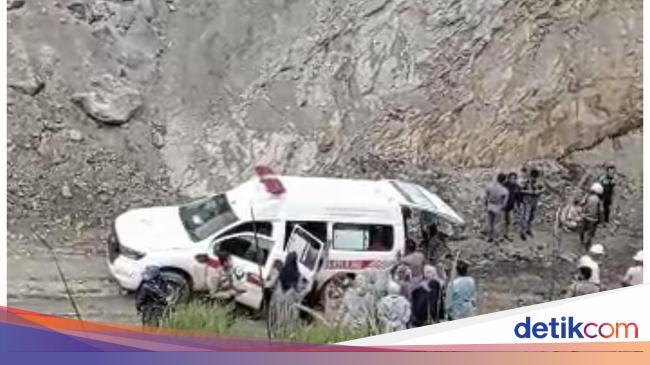 Korban Ledakan Tambang Batu Bara Sawahlunto Dievakuasi Korban Ledakan Tambang Batu Bara Sawahlunto Dievakuasi