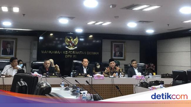 Legislator PKS Iskan Lubis yang WO di Paripurna KUHP Baru Minta Maaf Legislator PKS Iskan Lubis yang WO di Paripurna KUHP Baru Minta Maaf