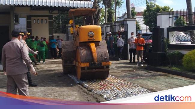 Kejari Tulungagung Musnahkan Ratusan Gram Sabu hingga 1.790 Botol Arak Bali