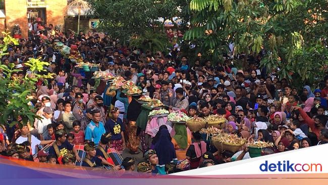 Kemeriahan Perang Topat di Pura Lingsar Lombok