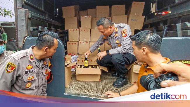 Polisi Gerebek Gudang Miras Siap Edar di Rancaekek Bandung