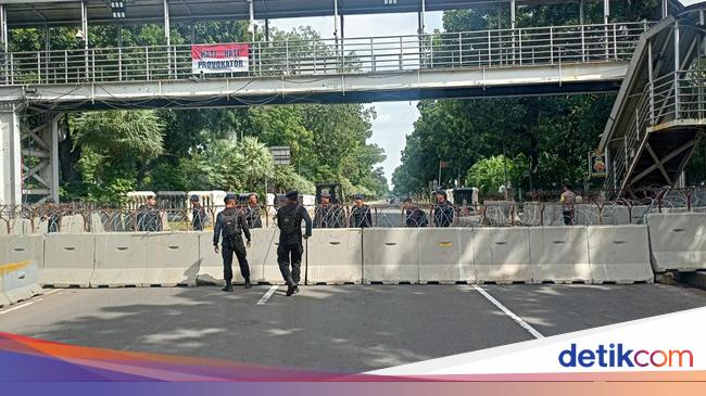 Jelang Demo Buruh, Jalan Medan Merdeka Barat Ditutup Kawat Berduri