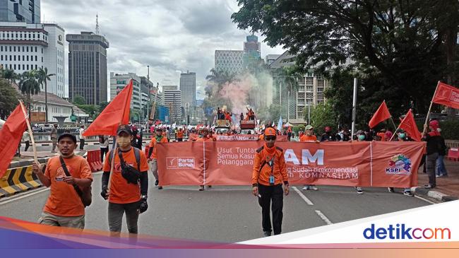 Massa Buruh Tiba di Patung Kuda, Minta Jokowi Tak Tanda Tangani KUHP Massa Buruh Tiba di Patung Kuda, Minta Jokowi Tak Tanda Tangani KUHP