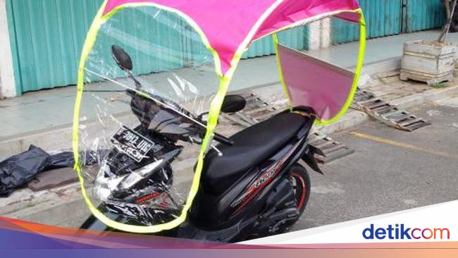 Lagi Musim Hujan, Aman Enggak Sih Motor Pakai Kanopi?