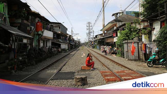 Potret Permukiman Padat di Bantaran Rel Kereta Api