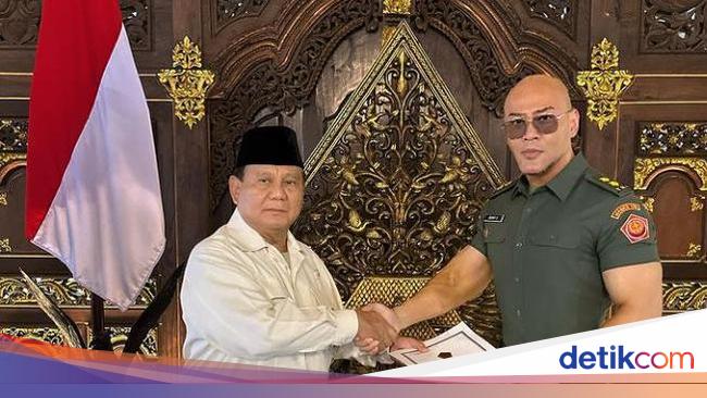 Deddy Corbuzier Terima Pangkat Letnan Kolonel Tituler TNI AD dari Prabowo