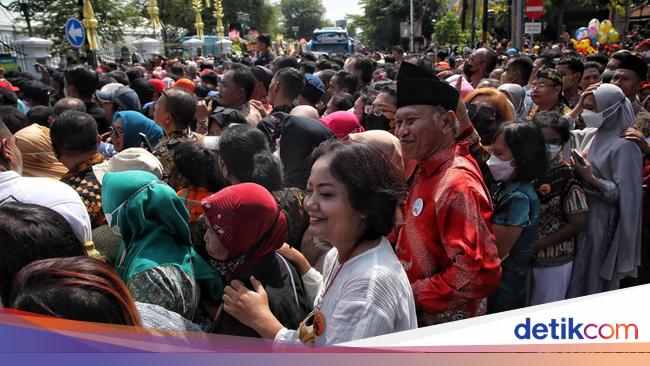 Antusias Ribuan Warga Solo Hadiri Ramah Tamah Pernikahan Kaesang-Erina Antusias Ribuan Warga Solo Hadiri Ramah Tamah Pernikahan Kaesang-Erina