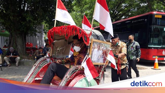 Merah Putih Becak Suradi, Pengantar Tamu Tasyakuran Kaesang-Erina di Solo