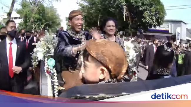 Gemasnya Jan Ethes 'Sibuk' Sapa Warga Saat Kirab Tasyakuran Kaesang-Erina Gemasnya Jan Ethes 'Sibuk' Sapa Warga Saat Kirab Tasyakuran Kaesang-Erina