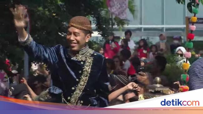 Senyum dan Lambaian Tangan Jokowi Saat Kirab Pernikahan Kaesang-Erina Senyum dan Lambaian Tangan Jokowi Saat Kirab Pernikahan Kaesang-Erina