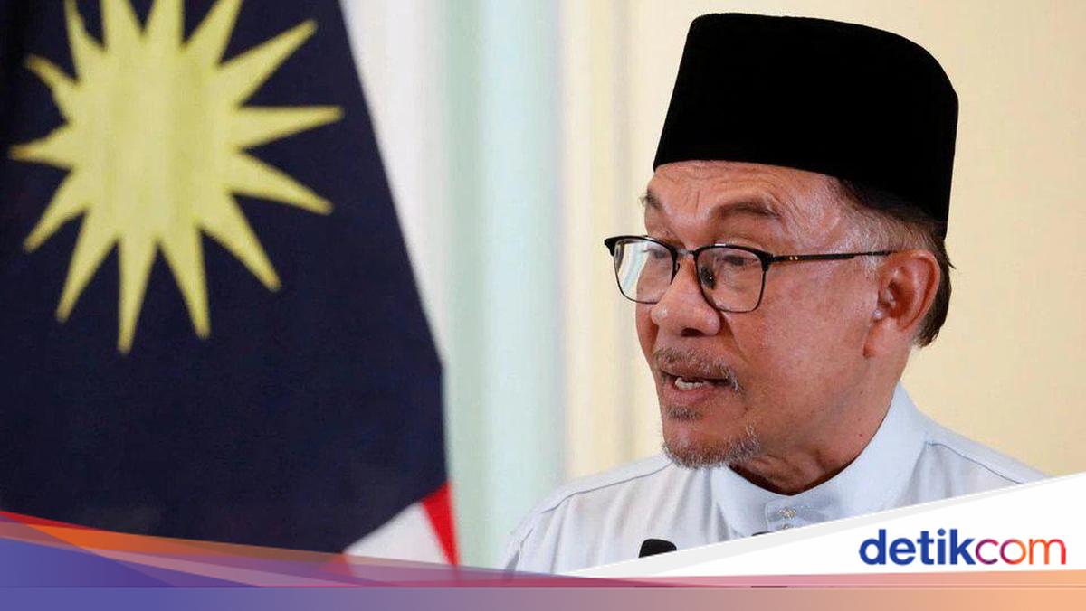Pinta Anwar Ibrahim: Jangan Lagi Beri Saya Hadiah Baju Batik