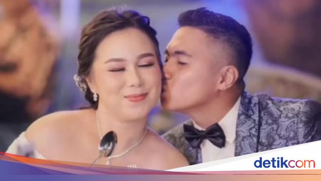 10 Foto Pernikahan Aprilio Manganang, Anggta TNI AD Gagah dengan Blazer ...