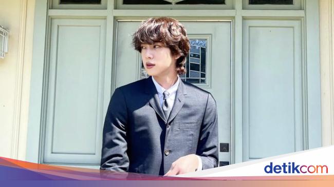 Momen Jin BTS Hadiri Pernikahan Sepupunya, Tampan Kenakan Jas Hitam