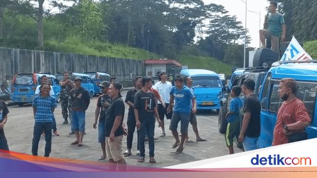 Protes Jalan Rusak, Warga-Sopir Angkot Demo di Sukabumi