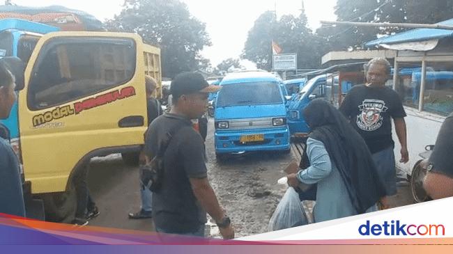 Sopir Angkot Mogok Operasi, Penumpang di Sukabumi Dibawa Naik Truk