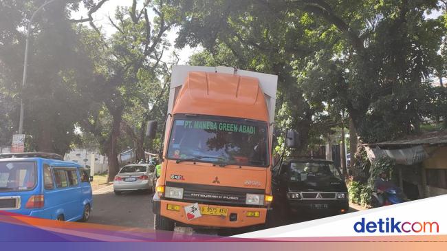 Truk Nyangkut Pembatas di Jalan Raya Bogor, Lalin Arah Jakarta Macet