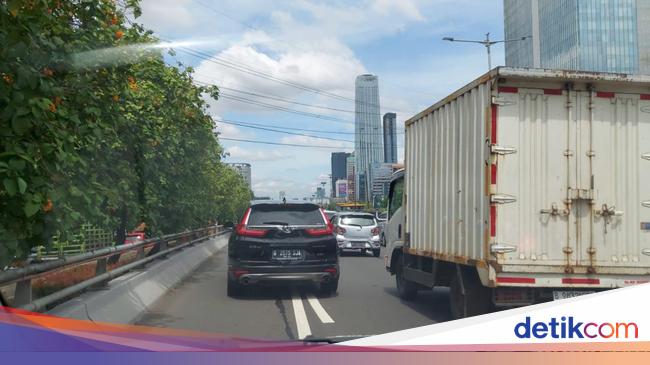Tol Dalam Kota Jakarta Arah Slipi Macet di Semanggi