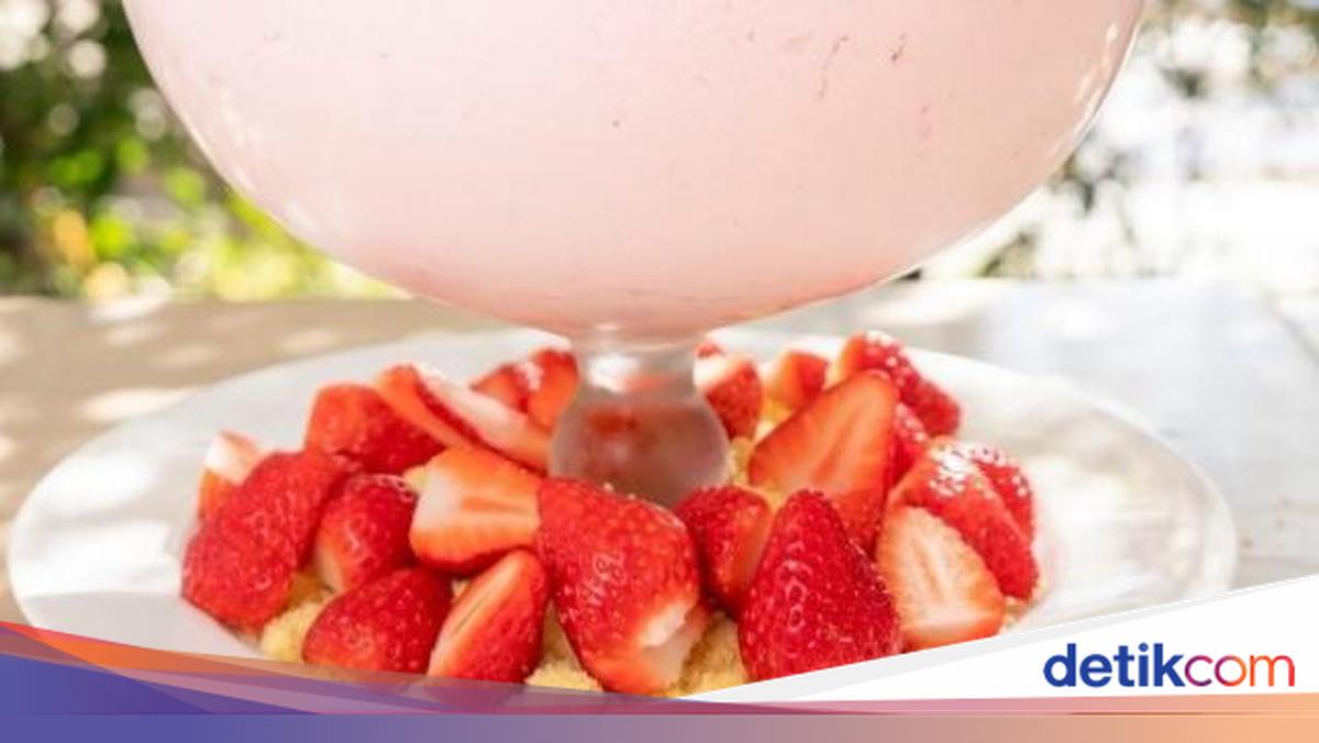 Jumbo! Kafe Ini Tawarkan Parfait Stroberi Beratnya 5 Kilogram