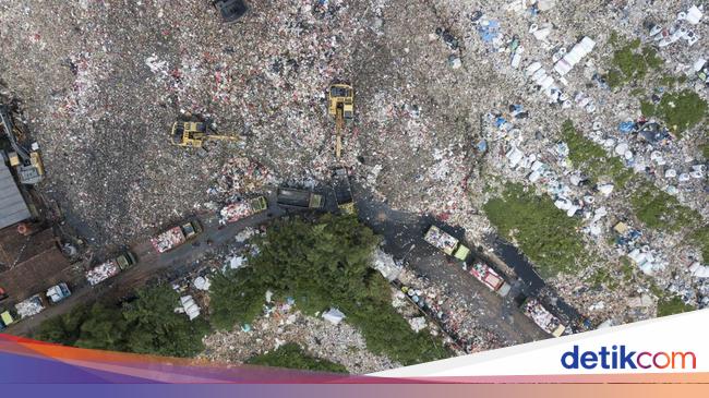 Longsor TPA Burangkeng Bikin Antrean Truk Sampah Mengular Longsor TPA Burangkeng Bikin Antrean Truk Sampah Mengular
