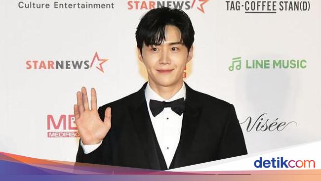 8 Gaya Kim Seon Ho dan Artis Korea yang Hadir di AAA 2022 Jepang