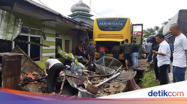 Bus Pariwisata Tabrak 3 Rumah di Padang Panjang, 4 Orang Luka