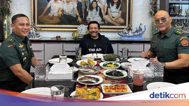 Bertemu Hendropriyono, Deddy Corbuzier Pakai Seragam TNI Bertemu Hendropriyono, Deddy Corbuzier Pakai Seragam TNI