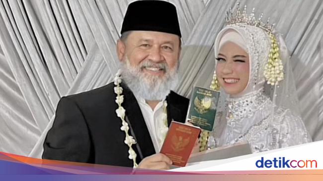6 Foto Pengantin Beda Usia 22 Tahun Viral, Wajah Suaminya Jadi Sorotan 6 Foto Pengantin Beda Usia 22 Tahun Viral, Wajah Suaminya Jadi Sorotan