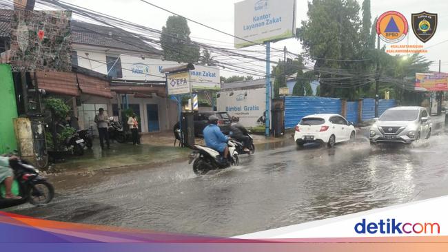 Diguyur Hujan Deras, Jalan Cirendeu Tangsel Tergenang 20 Cm