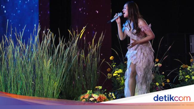 Anggunnya Raisa Bernyanyi di Antara Ilalang