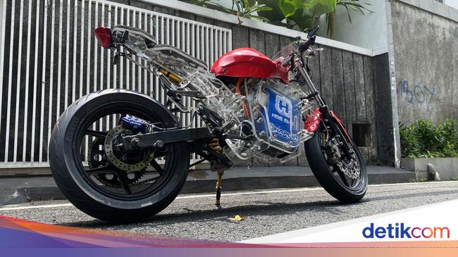 Tampilan Sangar Motor Listrik Akrilik HME-EV1 yang 'Telanjang Bulat'