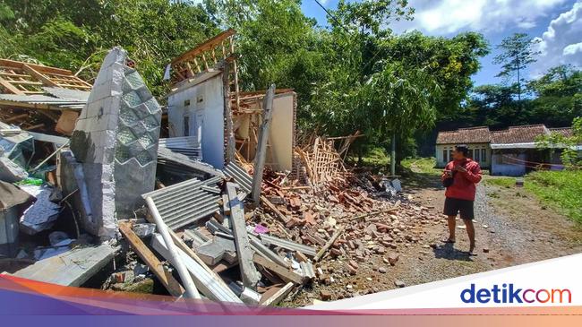 6 Rumah di Nagreg Rusak Tertimpa Longsor!
